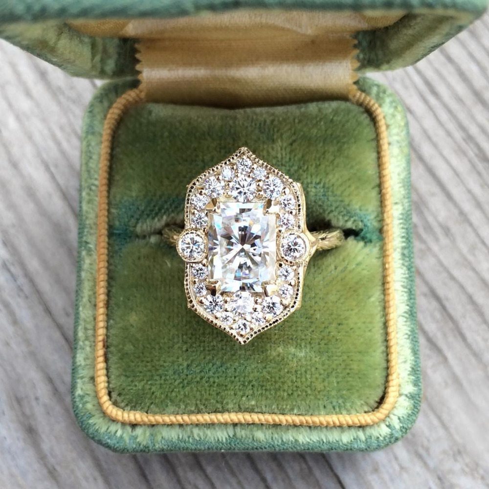 26 Cluster Engagement Rings To Get Obsessed With!